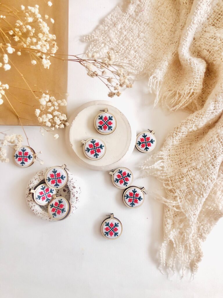 Set 10 martisoare cu motive/simboluri traditionale romanesti - Motifs