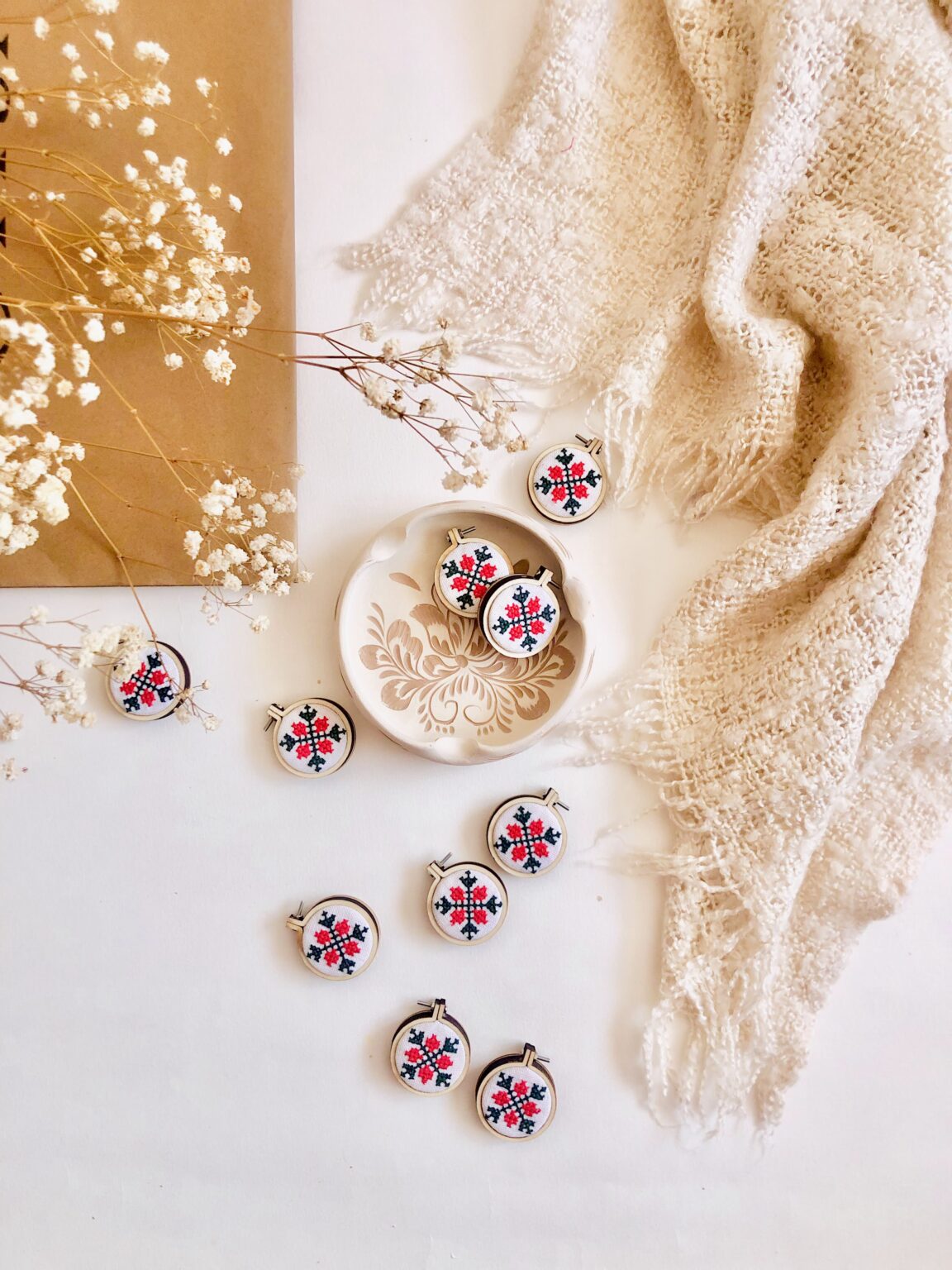 Set 10 martisoare cu motive/simboluri traditionale romanesti - Motifs