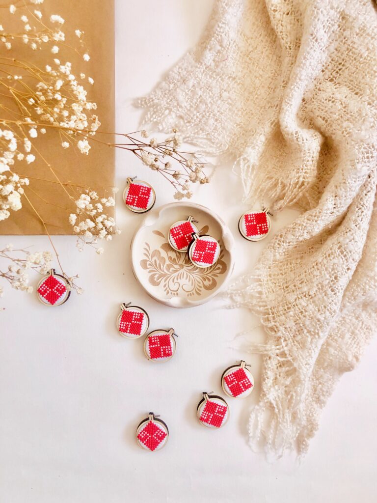 Set 10 martisoare cu motive/simboluri traditionale romanesti - Motifs