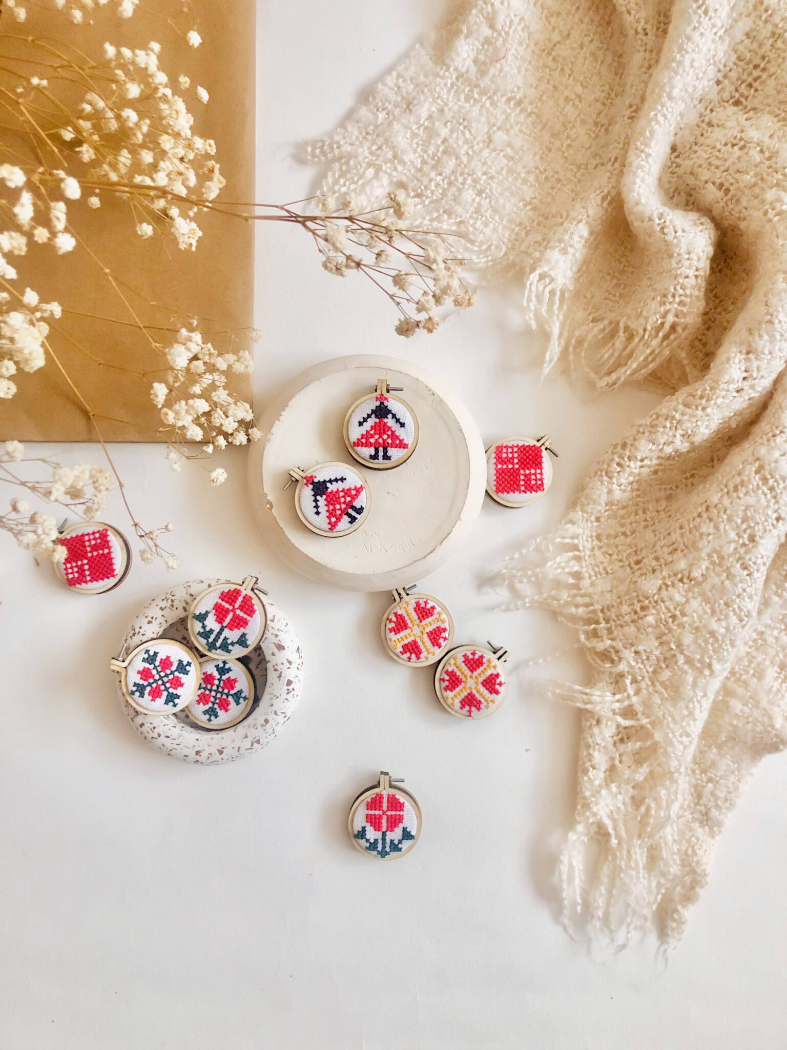 Set 10 martisoare cu motive/simboluri traditionale romanesti - Motifs