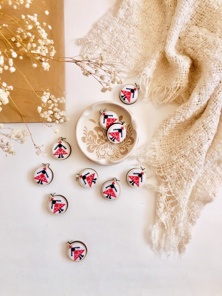 Set 10 martisoare cu motive/simboluri traditionale romanesti - Motifs