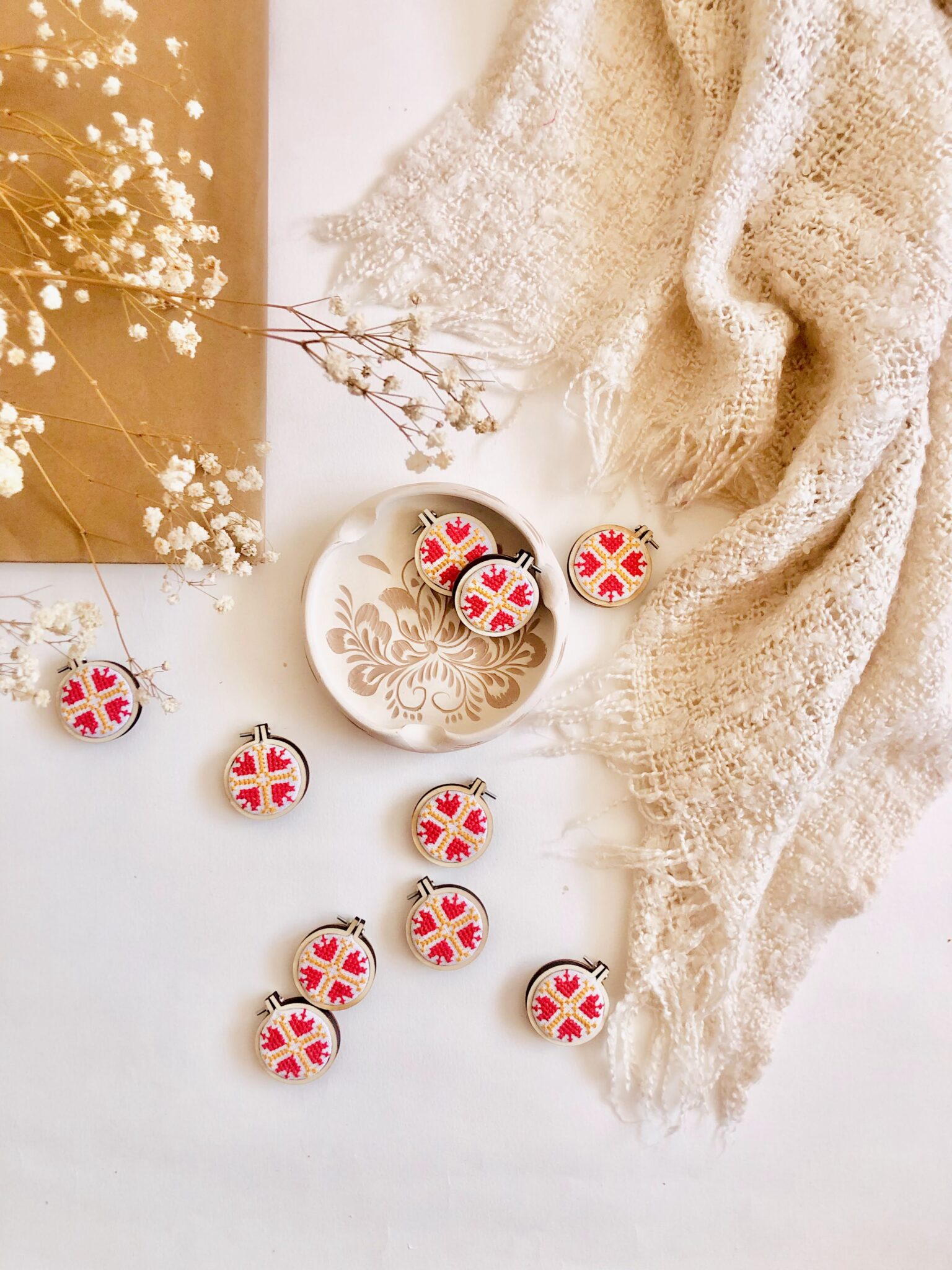 Set 10 martisoare cu motive/simboluri traditionale romanesti - Motifs