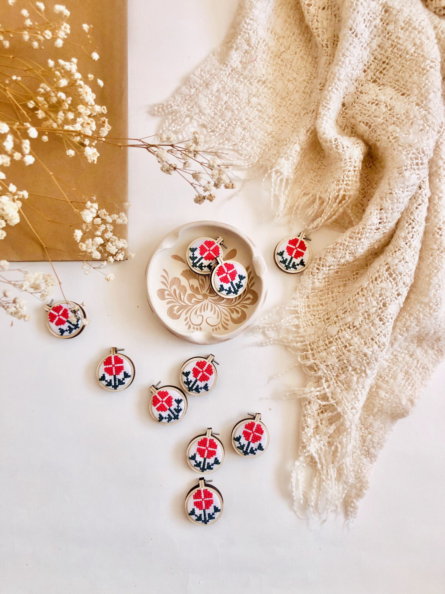 Set 10 martisoare cu motive/simboluri traditionale romanesti - Motifs