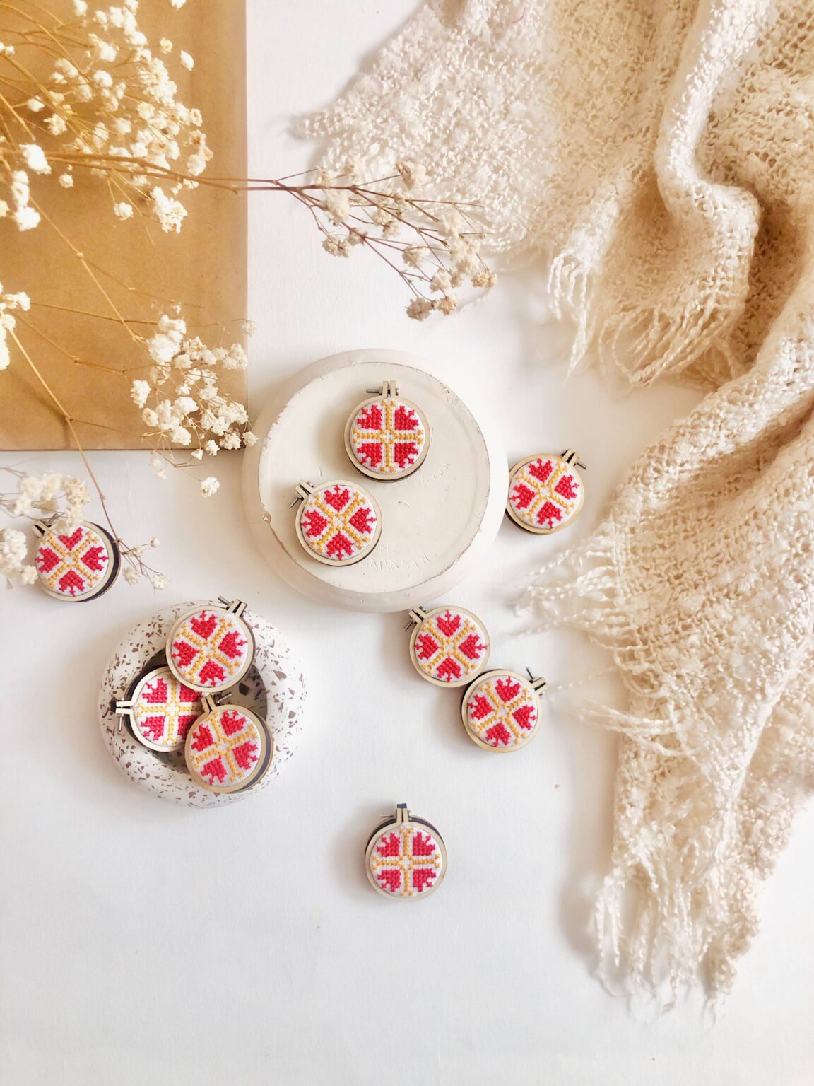 Set 10 martisoare cu motive/simboluri traditionale romanesti - Motifs