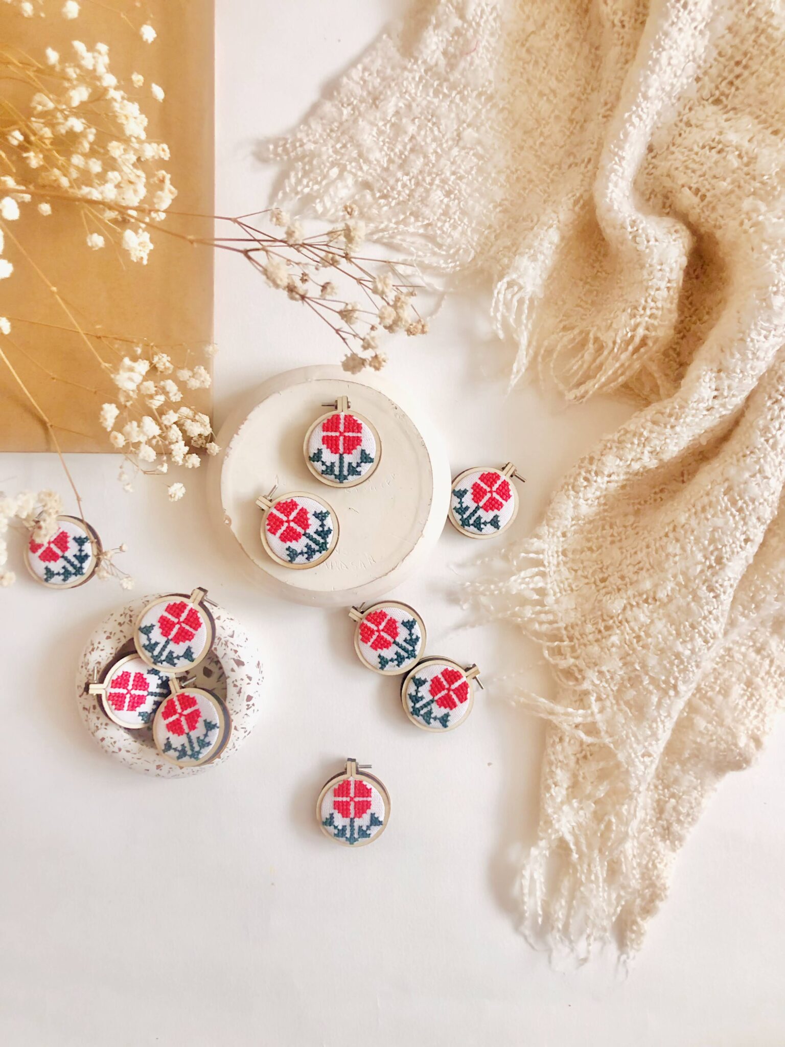 Set 10 martisoare cu motive/simboluri traditionale romanesti - Motifs