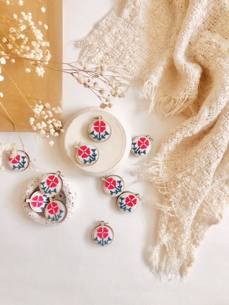 Set 10 martisoare cu motive/simboluri traditionale romanesti - Motifs